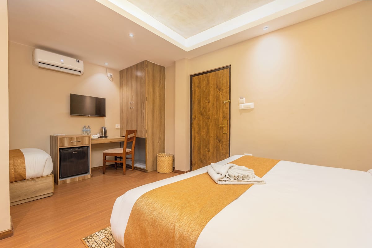 Quarto Triplo de Luxo, Vista para a cidade | Roupa hipoalergénica, com decoração personalizada