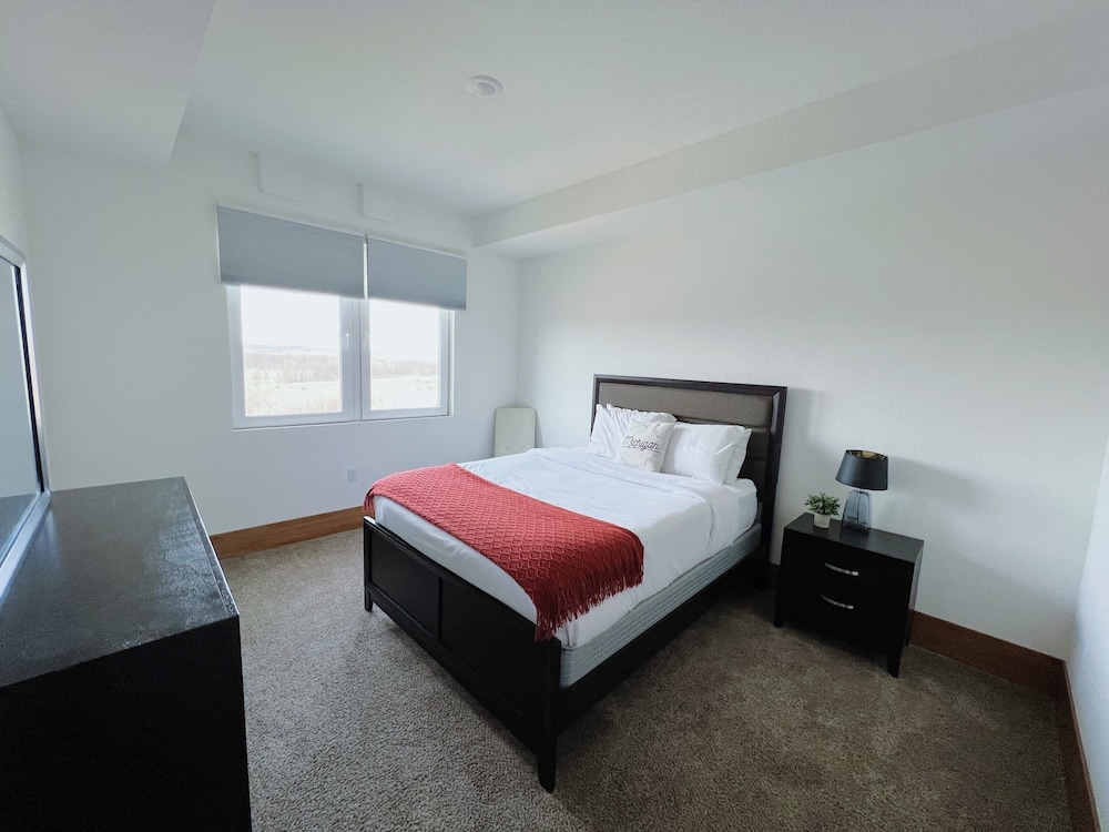 2 Luxury Suites With Parking At The Grand Castle - Grand Rapids, MI