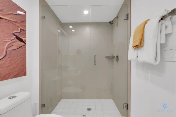 Modern Resort W Balcony Near Beach Pool - Sunny Isles Beach, FL