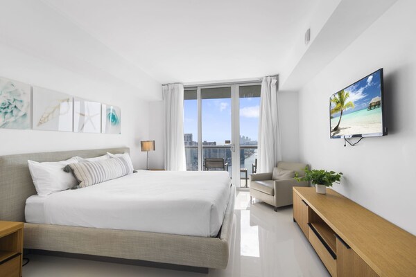 Spectacular Balcony View Retreat Resort Amenities - Sunny Isles Beach, FL