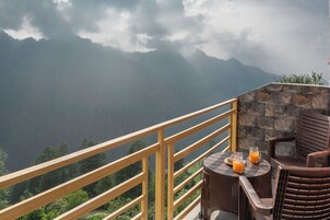 Quarto luxo, sacada, vista para a montanha | Vista do quarto