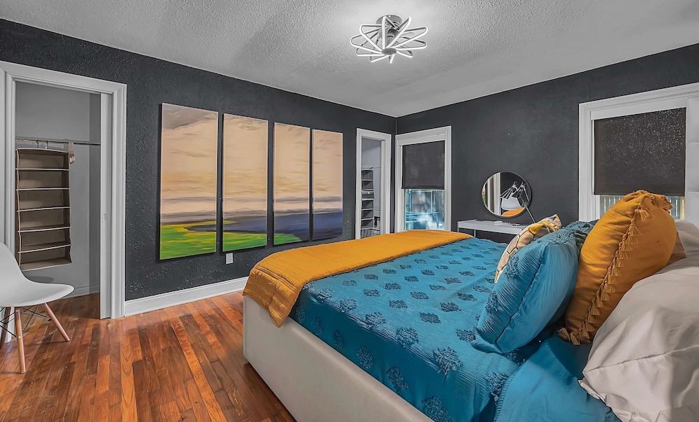 The Mod Poppy Large Home 10 Minutes From It All - Waco, TX