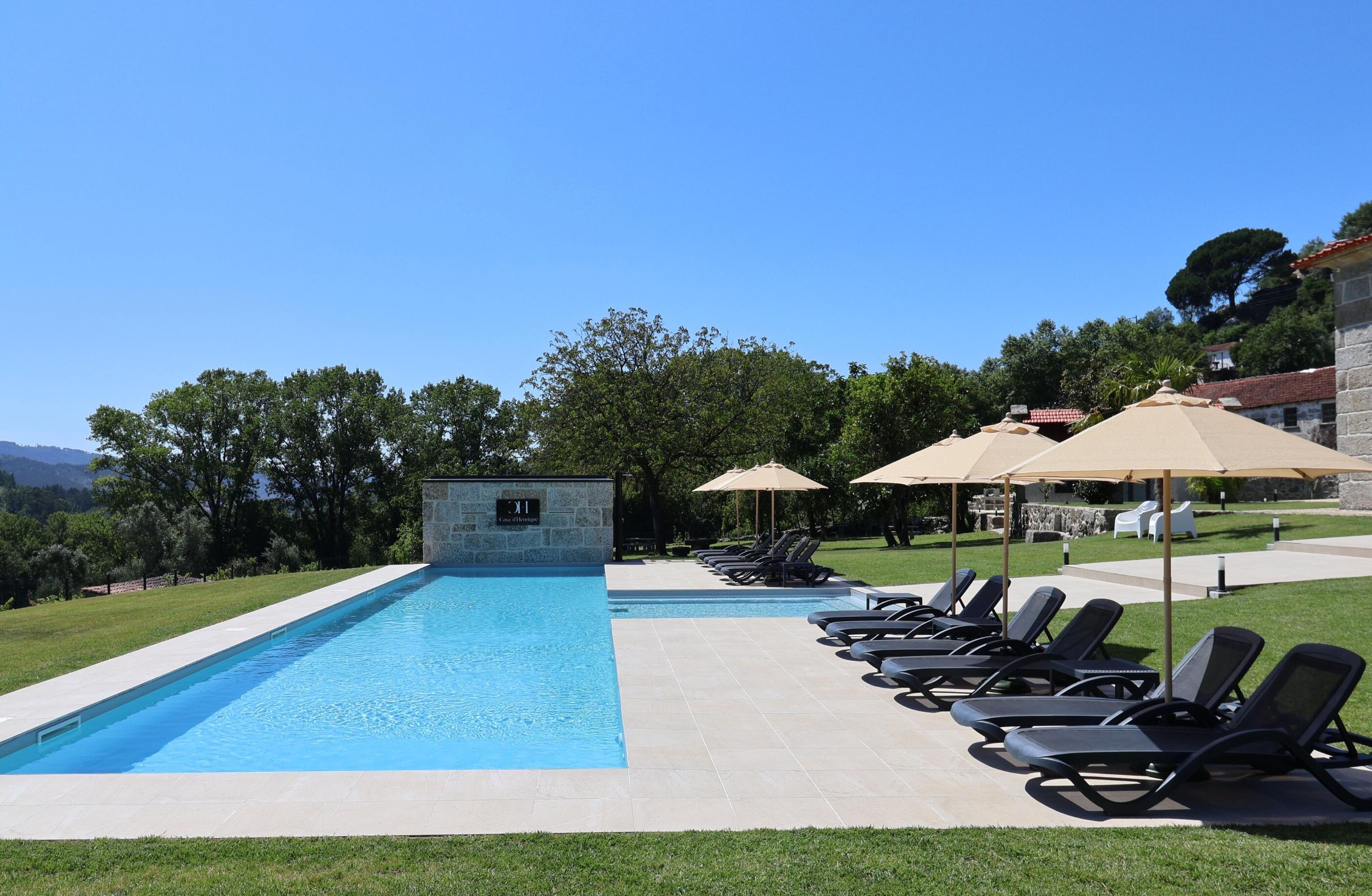 Piscina interior, piscina exterior, da(s) 10:00 à(s) 21:00, guarda-sóis 