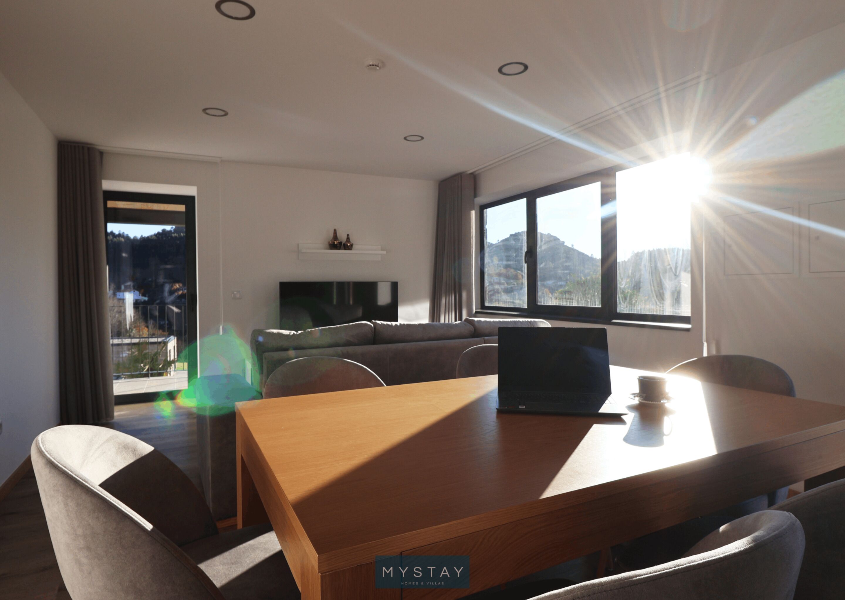 Apartamento Familiar | Sala de estar | Televisor de ecrã plano de 20 polegadas com canais por cabo 