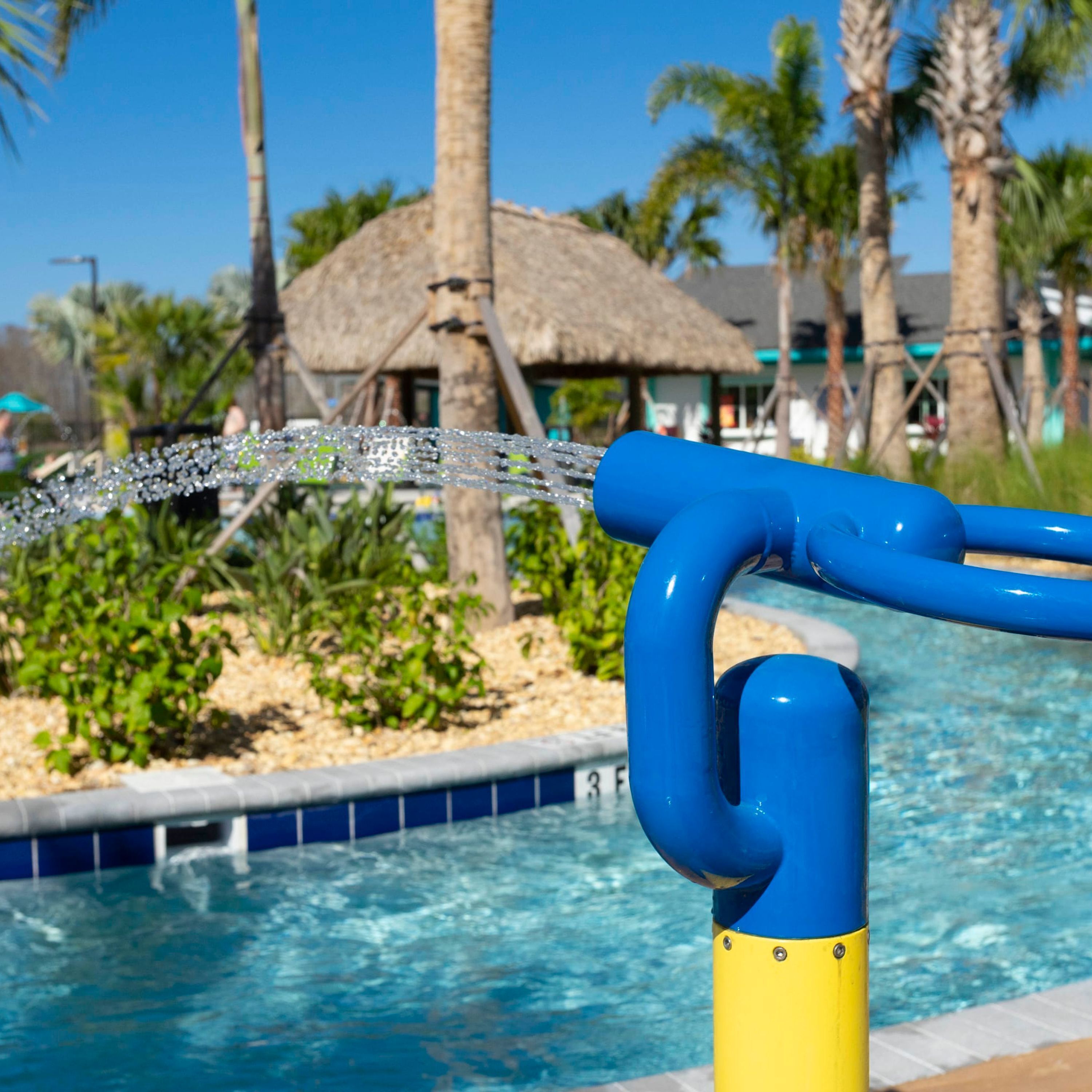 Piscina com um elemento aquático azul e amarelo.