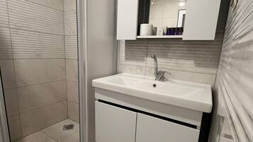 Artigos de higiene pessoal grátis, um secador de cabelo, chinelos