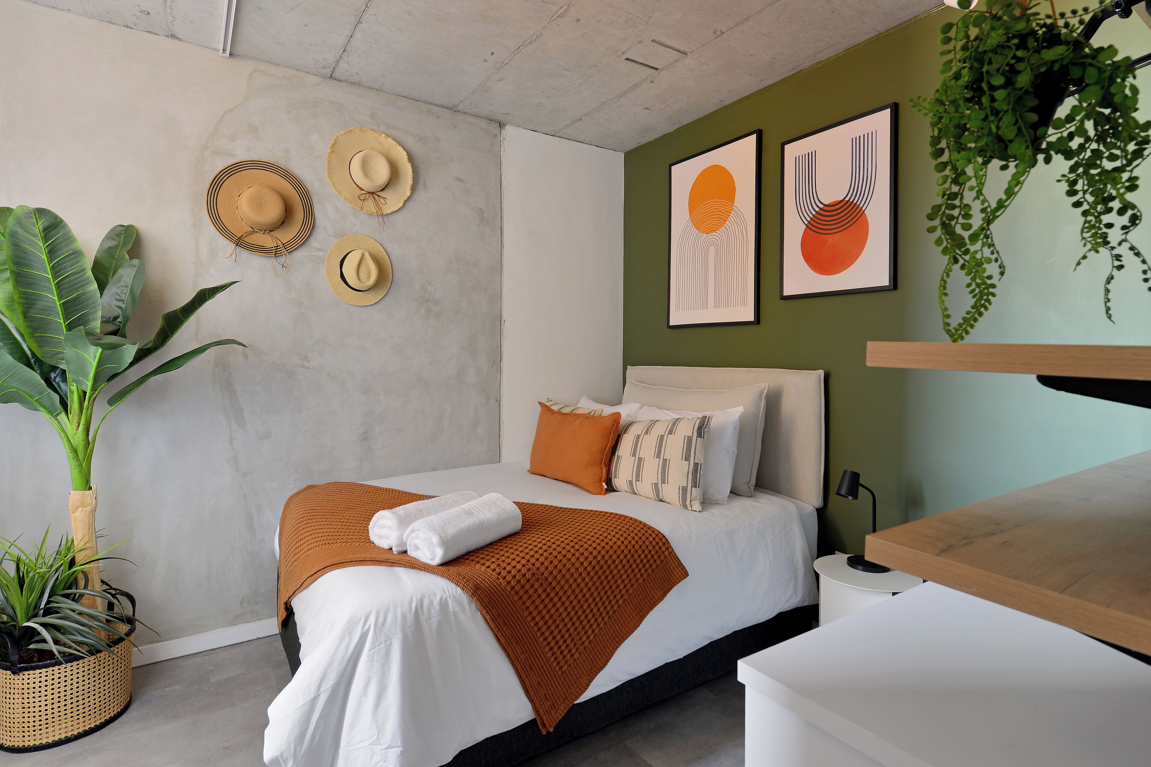 Cofre no quarto, com decoração personalizada 