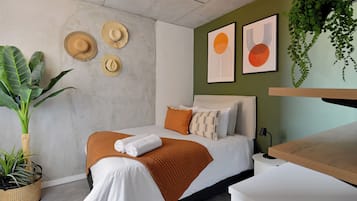 Cofre no quarto, com decoração personalizada