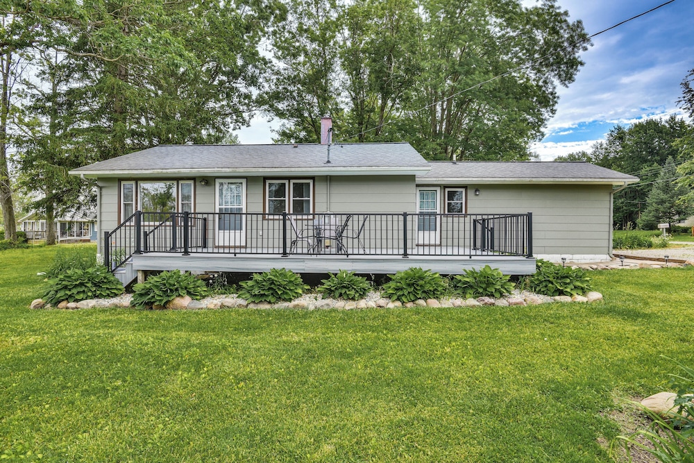 Charming Reading Home W/ Lake Views & Private Dock - Coldwater, MI