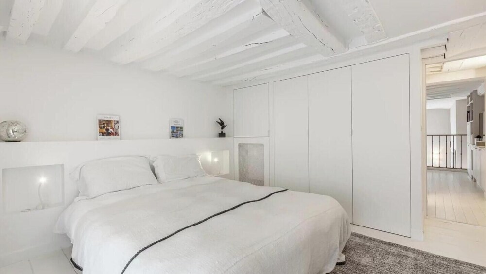 Exquisite Marais Abode with Stunning River Views - Paris | FeWo-direkt