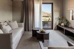 Carven 2 Bedroom Suite | Sea View | Cofre no quarto, com decoração personalizada 