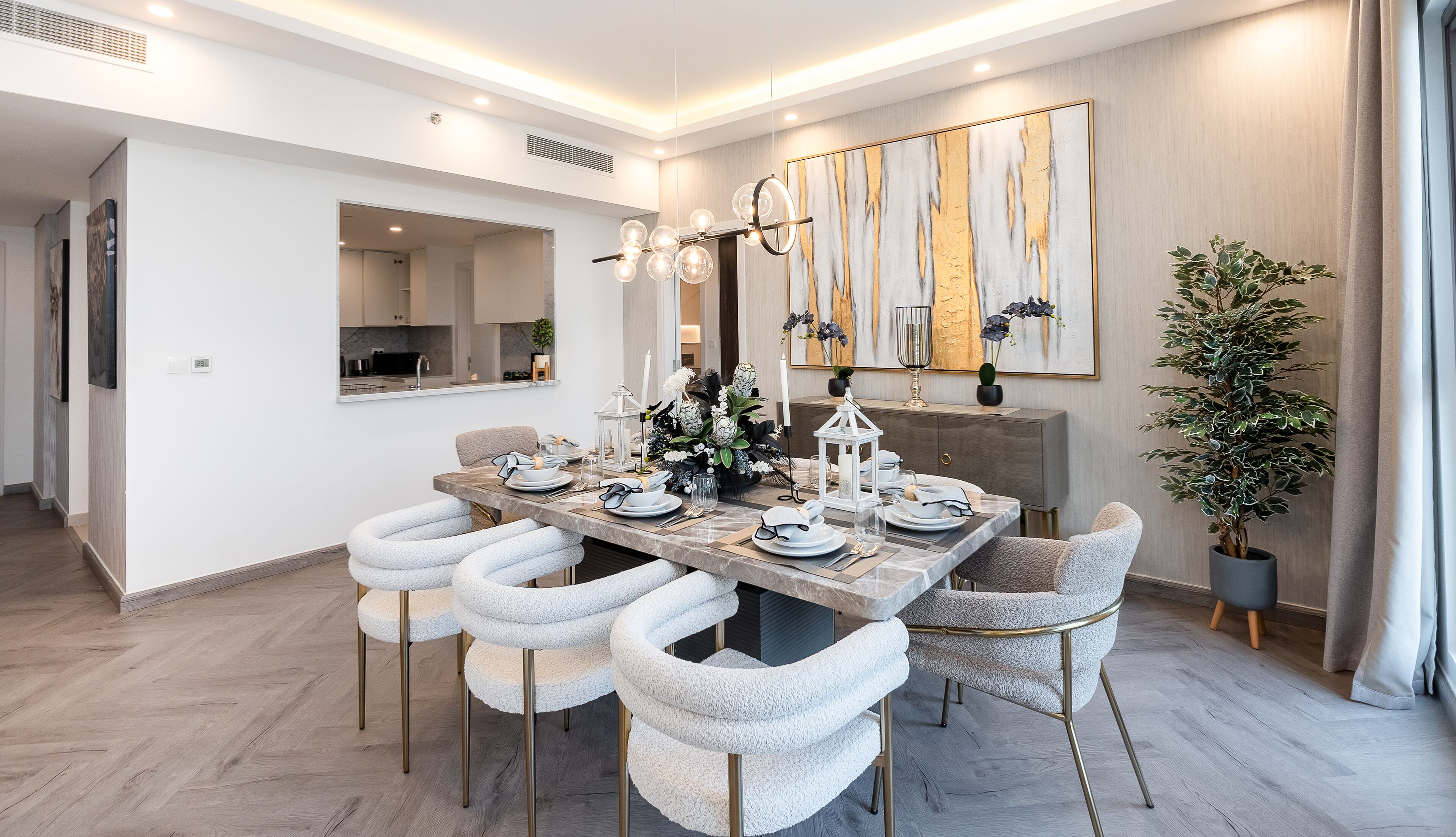 Apartamento com design assinado, 4 quartos, ao lado da praia | Opções para refeição no quarto