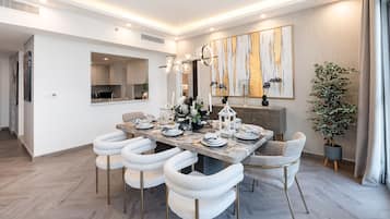 Apartamento com design assinado, 4 quartos, ao lado da praia | Opções para refeição no quarto