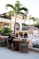 Pequeno-almoço completo diário mediante uma taxa 