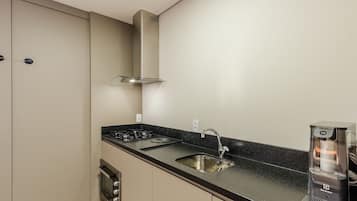 Apartamento Básico | Cozinha privada | Um frigorífico