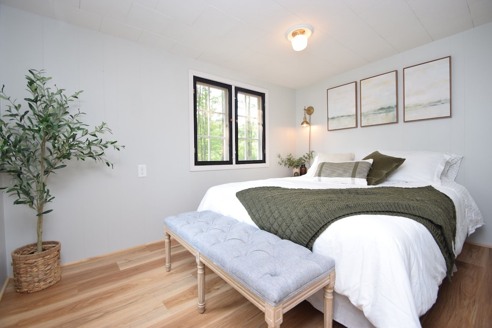 Charming Lakeside Cottage Nestled On 40 Private, Wooded Acres On Big Sand Lake - Wisconsin
