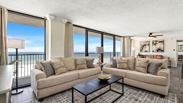 Apartamento em Condomínio Fechado, vista para a praia | Sala de estar | Televisor LED de 32 polegadas com canais por cabo