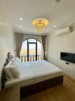 Quarto luxo, vista para a cidade | Ferros/tábuas de passar roupa, Wi-Fi de cortesia, roupa de cama