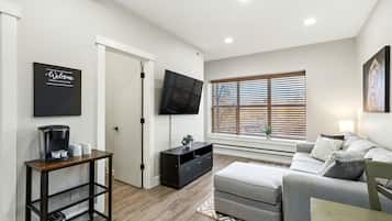 Apartamento Familiar | Sala de estar | Smart TV de 55 de polegadas com canais digitais, Netflix, Hulu