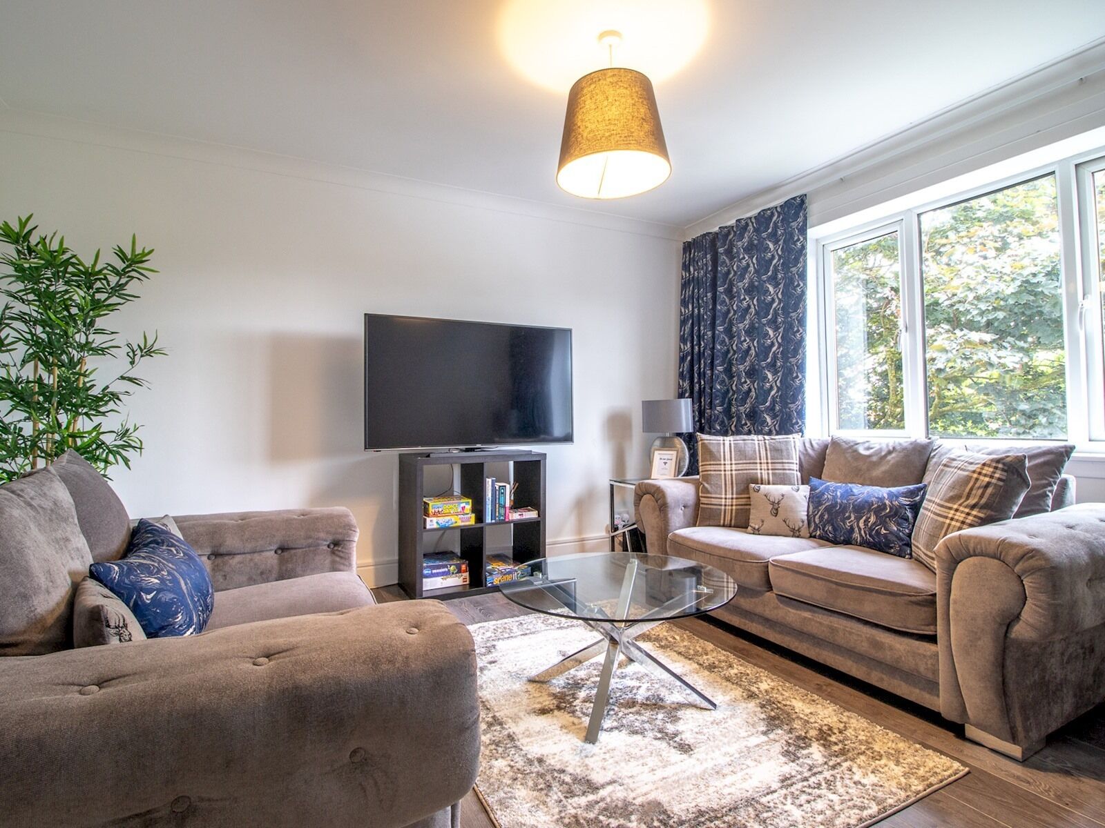 Renfrew Town Centre, Easy Link To Glasgow City - Pass The Keys - Glasgow