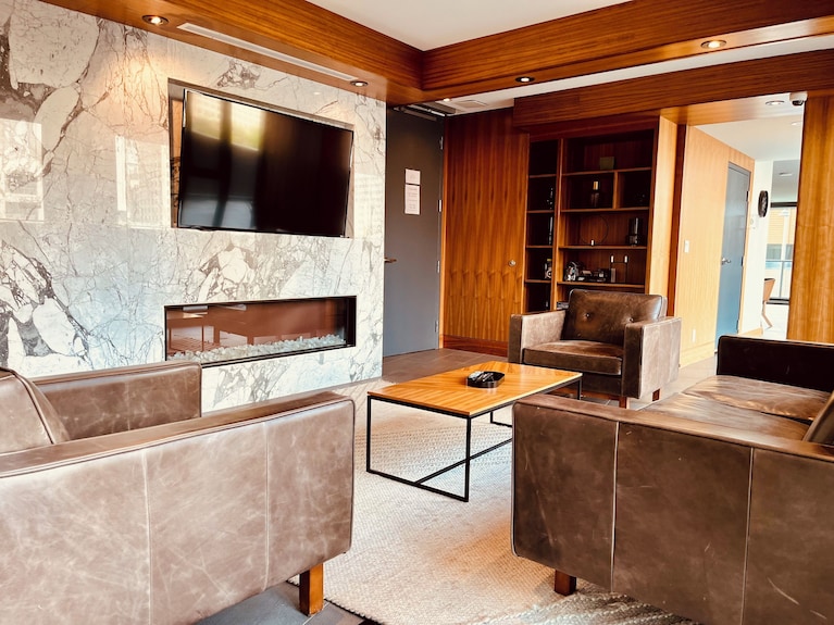 Luxury Condo | Pool | Gym | Views | Free Parking | Steps To Dt Dining | Walk All -