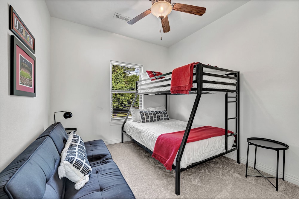 Cozy 3-bedroom Townhouse, Walk to Razorback Games! 3 Parking spots ...