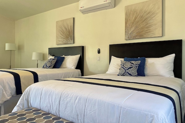 Quarto Quádruplo Deluxe | Minibar, cortinas/cortinados opacos, ferro/tábua de engomar