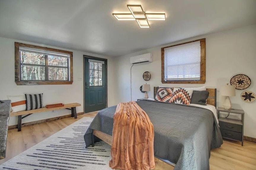 Cozy Studio Cabin! Close To Downtown Siloam Springs - Siloam Springs, AR