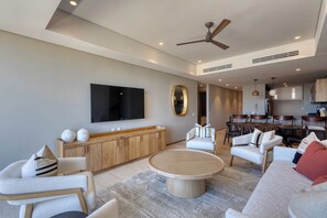 Apartamento Panorâmico, 3 quartos, Vista para a cidade, na torre | Sala de estar | TV de ecrã plano 