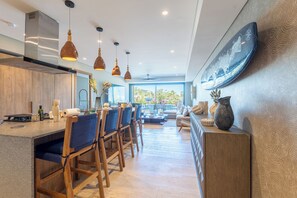 Apartamento luxo, 3 quartos, vista para a cidade | Cozinha privada | Geladeira grande, micro-ondas, fogão, cooktop