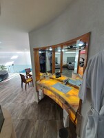 Um secador de cabelo, chinelos, toalhas fornecidas, sabão 