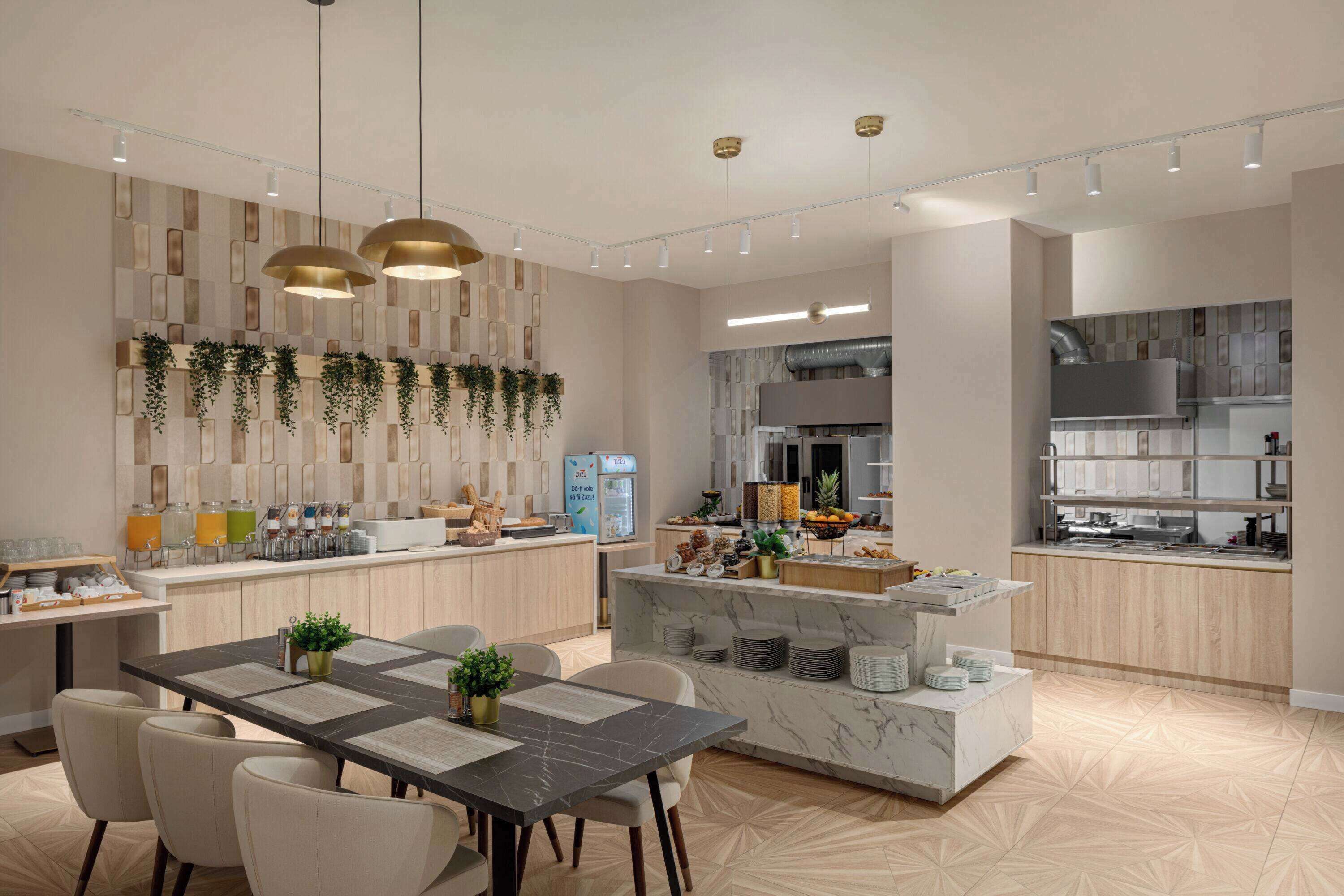 Cozinha moderna com ilha de mármore, luminárias pendentes e diversos eletrodomésticos.
