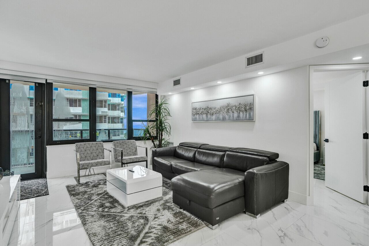 Cozy Ocean View Condo / Beach Service & Pool /808 - Miami Beach, FL