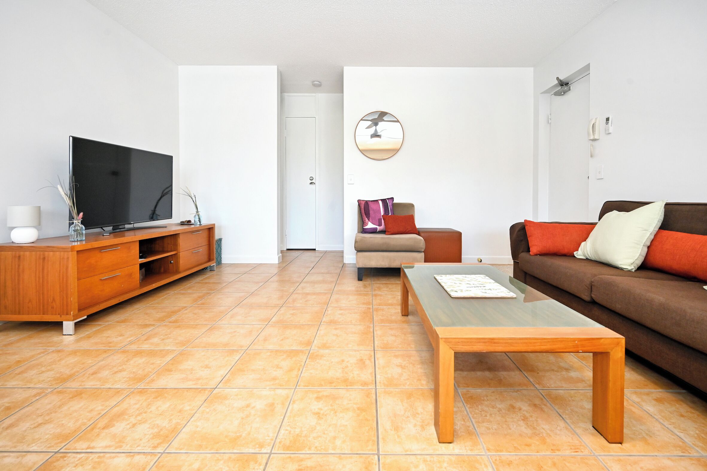 Enjoy Waterfront Views And A Short Walk To The Beach, Restaurants And Cafes. - Aussie World, Palmview