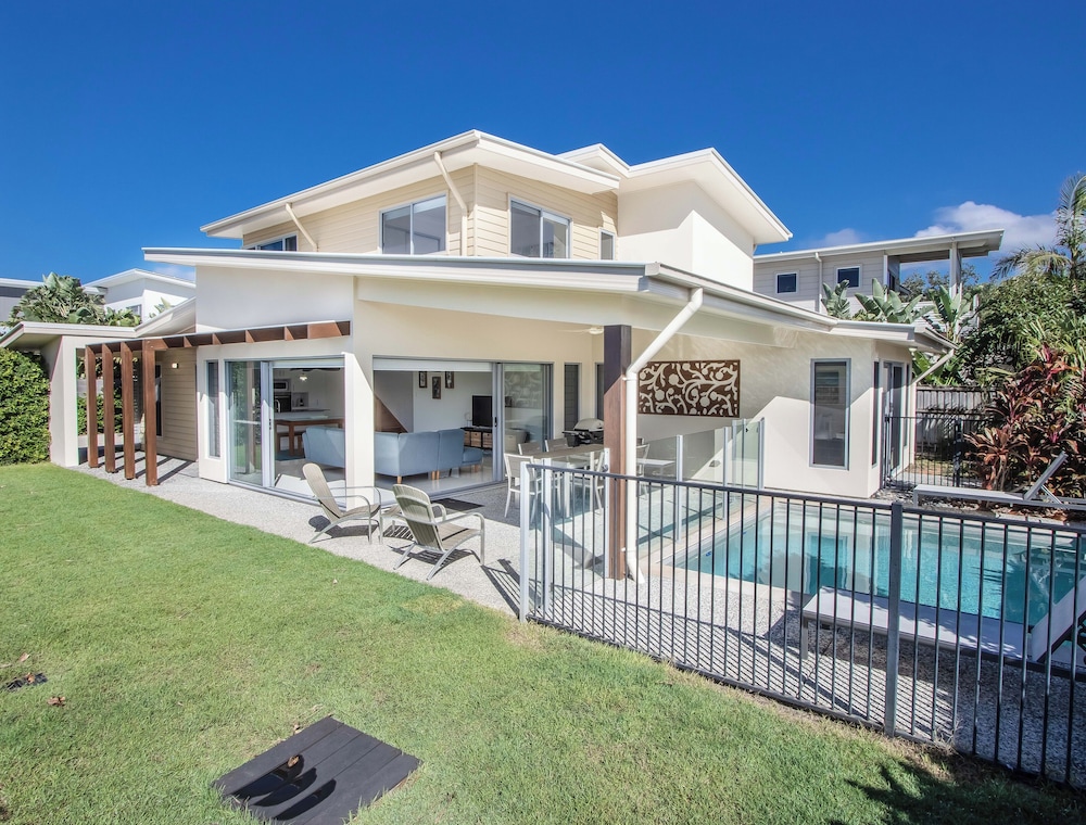 Coastal Charm On Casuarina Way - Gold Coast