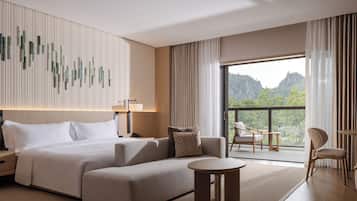 Edredons de pluma, cofres nos quartos, escrivaninha, cortinas blackout