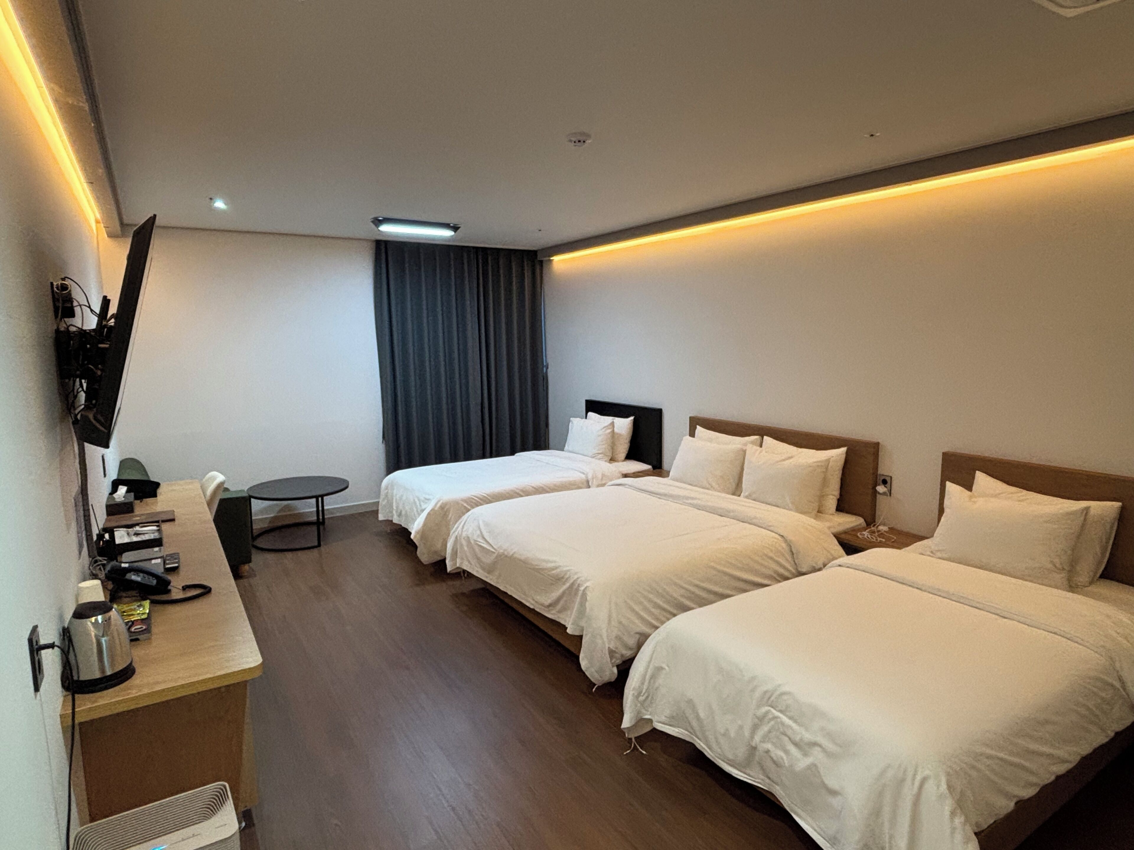 Quarto Triplo Deluxe, várias camas, não fumadores, casa de banho privativa | Roupa de alta qualidade, camas de colchão viscoelástico, minibar grátis 