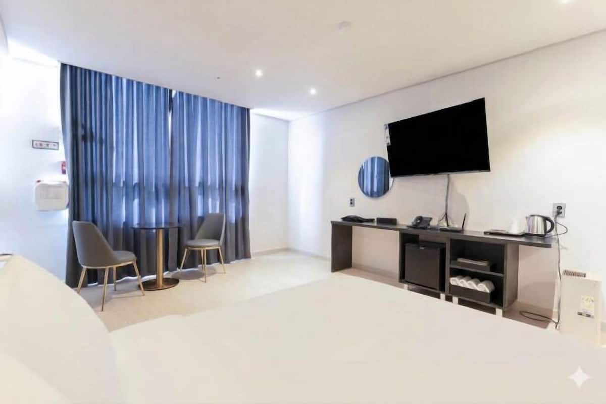 Roupa de alta qualidade, camas de colchão viscoelástico, minibar grátis