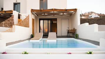 Piscina interna, espreguiçadeiras