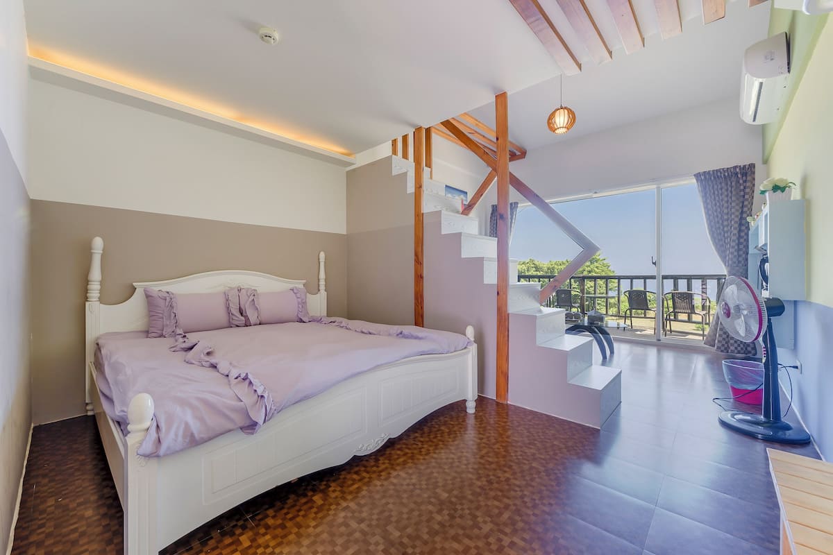 Quarto quádruplo, no mezanino | Cortinas blackout, Wi-Fi de cortesia, roupa de cama