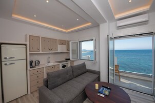 Apartamento Superior | Cozinha privada | Um frigorífico, um micro-ondas, um forno, uma placa de cozinha