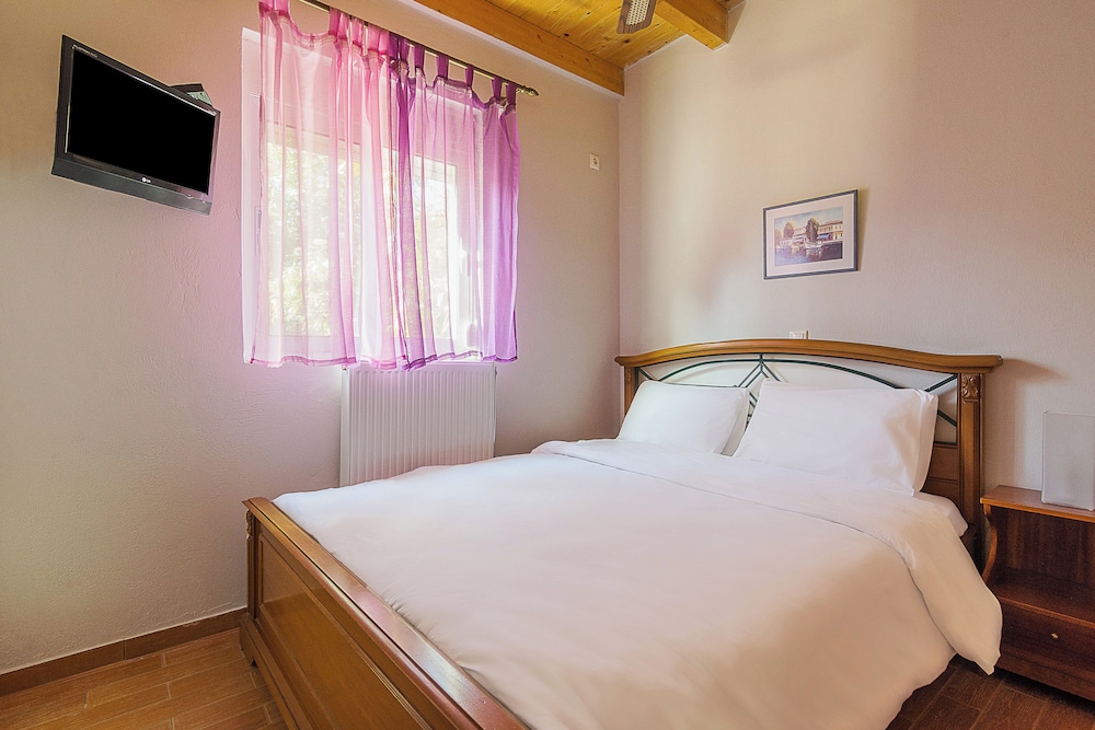 Porto Rafti Family 4bd Maisonette With Garden - Milos