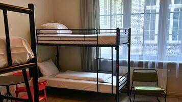 Dormitório Partilhado Económico, apenas para mulheres, não fumadores, vista para o pátio | Roupa hipoalergénica, com decoração personalizada