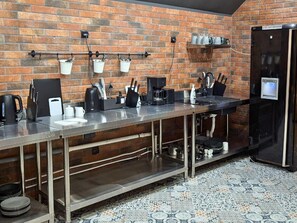 Dormitório Partilhado Comfort, apenas para homens, Vista para a cidade | Cozinha partilhada | Um frigorífico/congelador grande, um micro-ondas, uma placa de cozinha