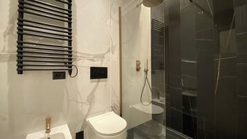 Quarto casal superior | Banheiro | Chuveiro, chuveiro com efeito de chuva, produtos de toalete grátis