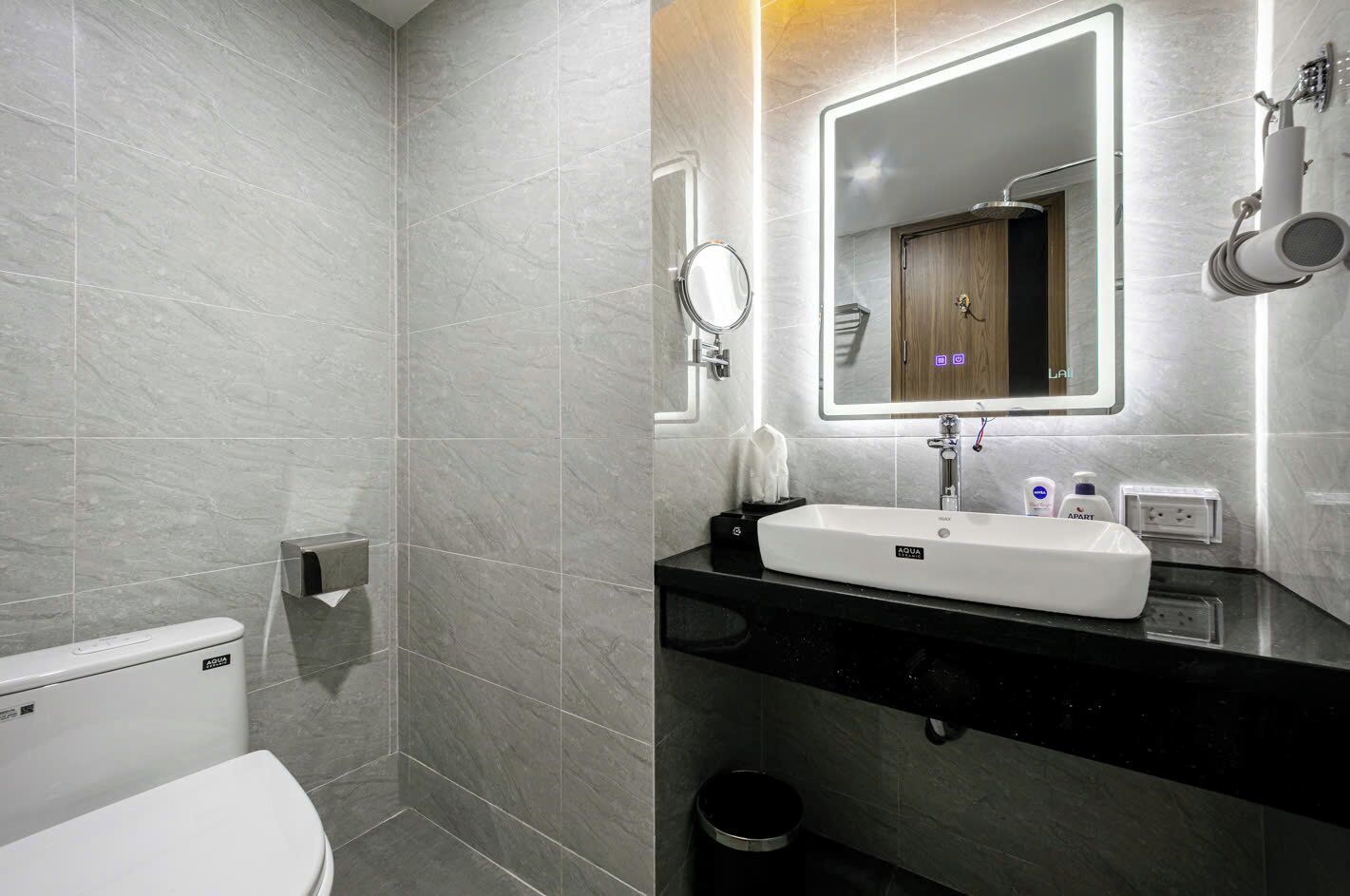 Quarto superior | Banheiro | Secador de cabelo, roupões de banho, chinelos, toalhas de banho