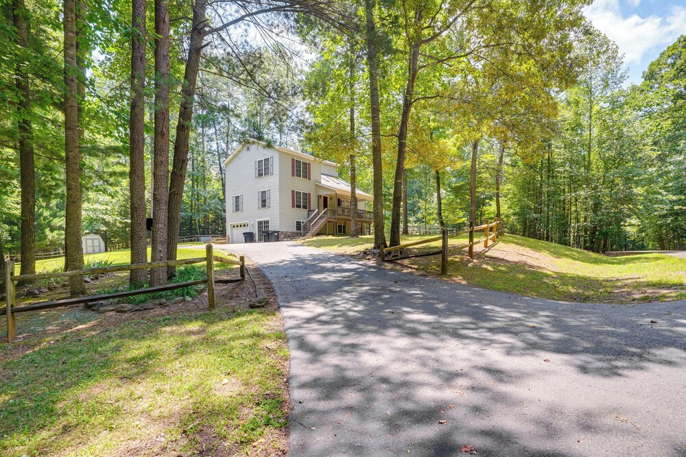 Spacious Virginia Retreat W/ Dock & Beach Access! - Lake Anna, VA