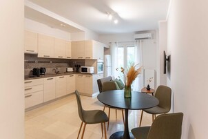 Apartamento superluxo, vista para a cidade | 1 quarto, cofres nos quartos, cortinas blackout, Wi-Fi de cortesia