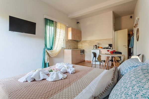 Summer Rose Garden Getaway - A Step To The Beach - Kalamata
