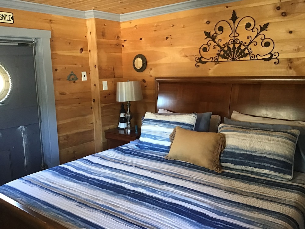 Charming Garden Cottage Located On Little River East Boothbay Directly On Wharf - Boothbay Harbor, ME
